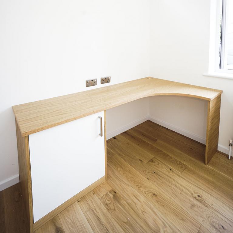 Curved corner desk in Oak and white painted – Built in Solutions